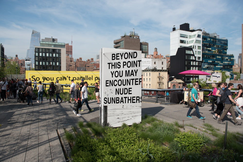 KATHRYN ANDREWS | SUNBATHERS I & II – KÖNIG GALERIE